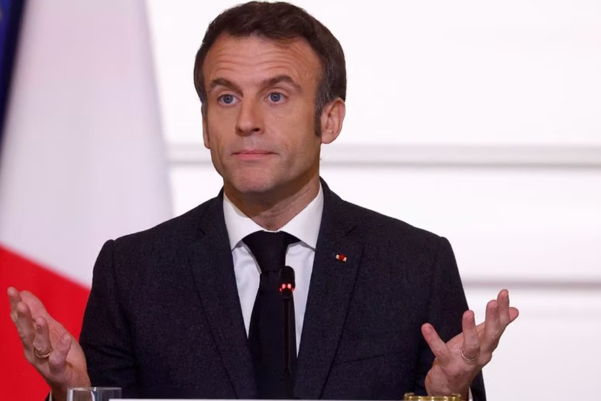 Emmanuel Macron retire discrètement sa montre en pleine interview et ... Emmanuel Macron retire discrètement sa montre en pleine interview et ...