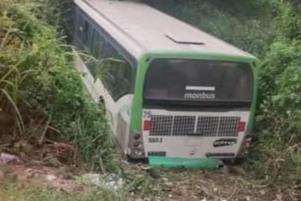 Côte d'Ivoire : Un bus finit sa course dans un ravin à Yopougon - YOP L-FRII