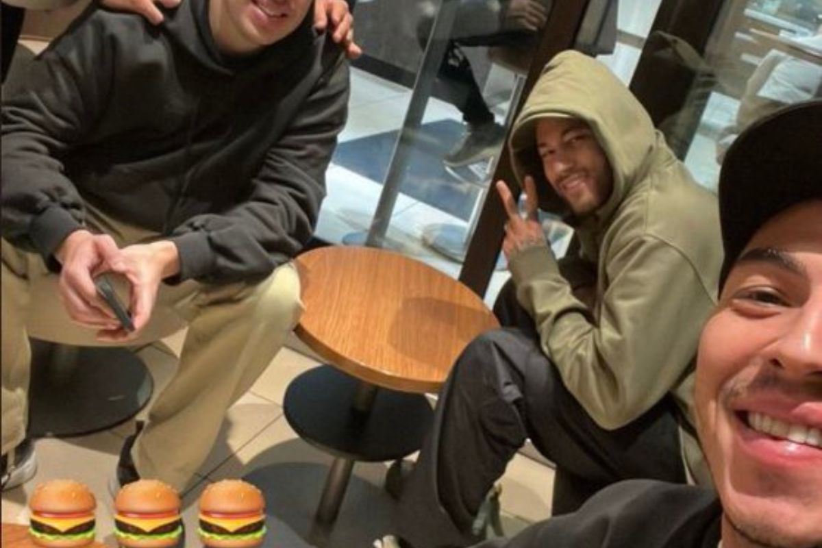 Neymar aperçu dans un McDonald's en compagnie de...(Photo)