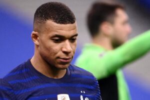 "De la calvitie à 25 ans ?" : une image de Kylian Mbappé fait réagir la ...