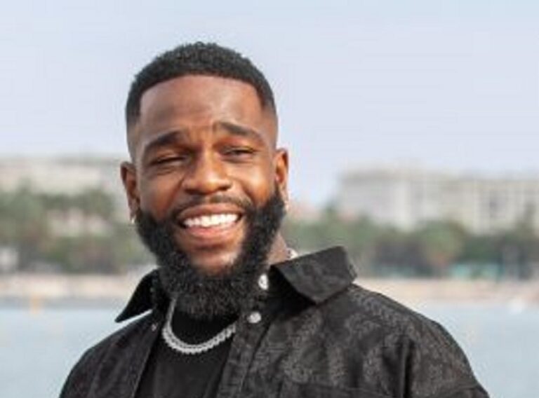 Tayc tombe en plein concert (vidéo)