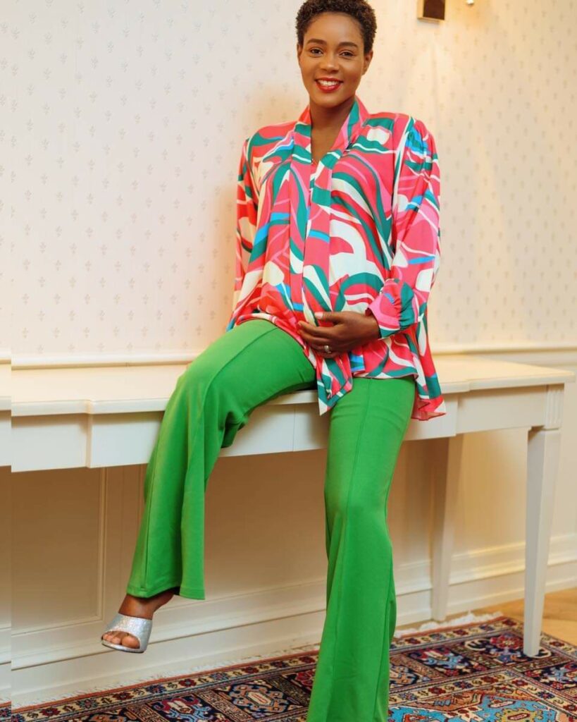 Almok enceinte : la star dévoile son joli ventre et charme la toile ...