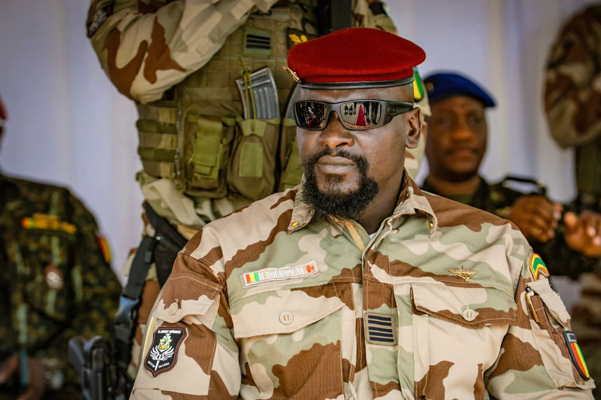 Entre l'AES et la CEDEAO, le général Mamadi Doumbouya choisit... - YOP ...