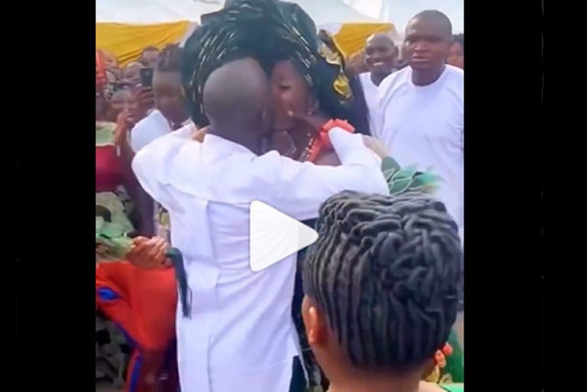 Il épouse deux femmes et les embrasse au même moment (vidéo) - YOP L-FRII