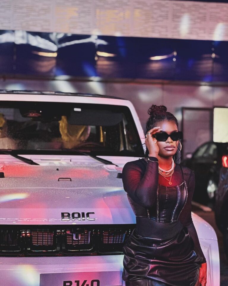 Ayanne : la chanteuse ivoirienne fait baver ses fans avec un look ...