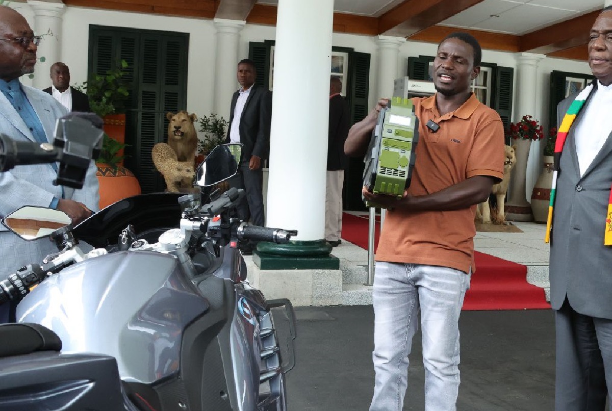 M. Chikumbutso réalise l'invention du siècle : le génie africain innove ...