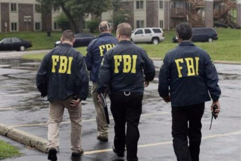 Affaire George Floyd : 12 agents du FBI disent avoir été punis pour ...